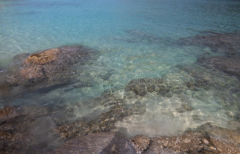 Grote Stenen in Helder Water Op Het Strand Stock Foto - Image of lagune ...