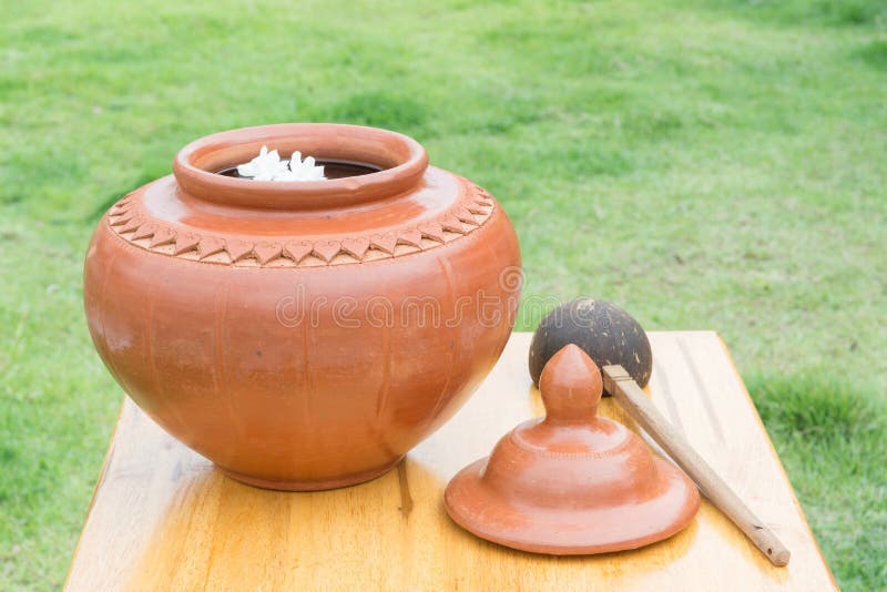 Grote water aarden kruik stock afbeelding. Image of jasmijn - 52340007