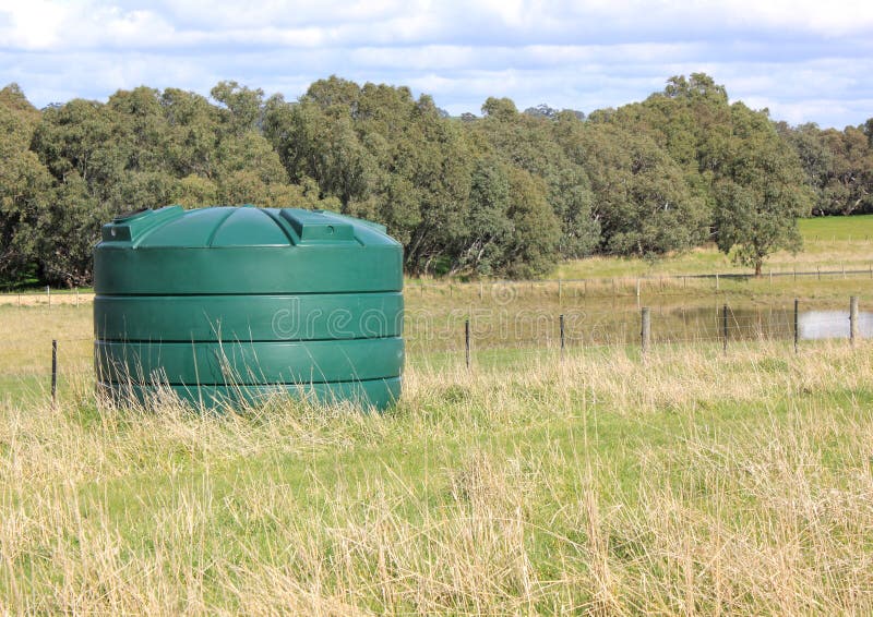 Grote groene watertank stock foto. Image of capaciteit - 27841520