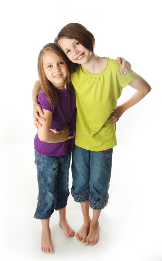 Grote Zuster En Weinig Zuster Het Koesteren Stock Foto - Image of ...