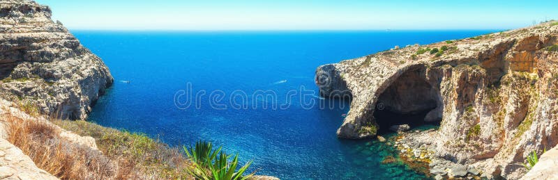 Grotta blu famosa a Malta fotografia stock. Immagine di bello - 82261908