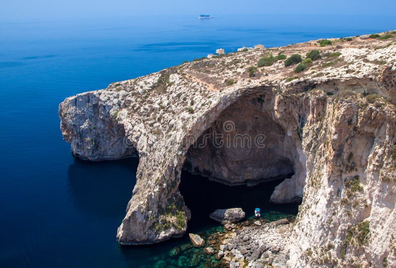 La grotta blu a Malta fotografia stock. Immagine di nave - 30616472