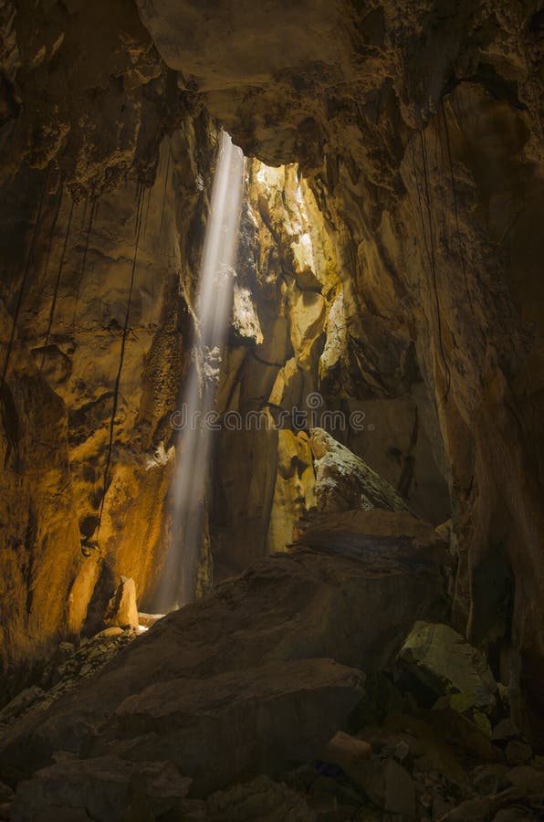Grottan arkivfoto. Bild av natur, djupt, solljus, stort - 53820238