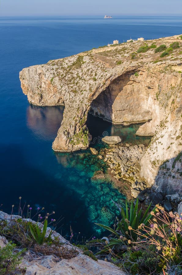 Grotte Bleue En Hiver - Malte Image stock - Image du europe, falaise ...