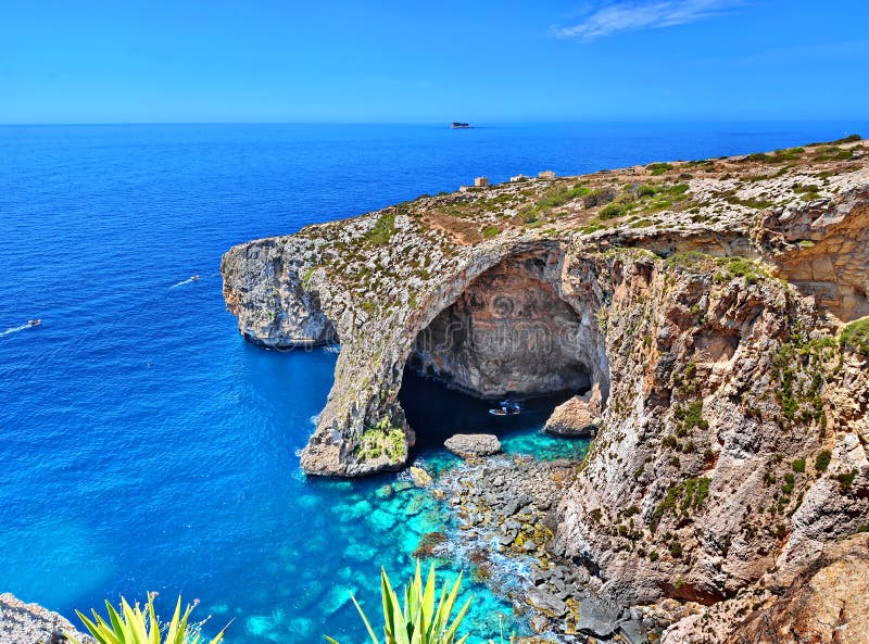 Gruta del azul de Malta foto de archivo. Imagen de azul - 152232370