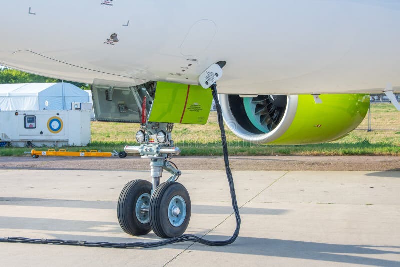 Ground Power Unit GPU Supplying Power To Parked Aircraft Stock Photo ...