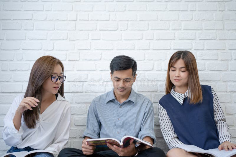 A Group of Asian Students are Brainstorming and Reading Books Stock ...