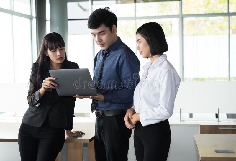 Group of Business People Standing Discussing Ideas in Modern Off Stock ...