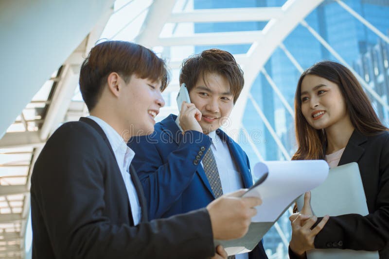 Group of Business People Talking and Discussion for Success Project ...