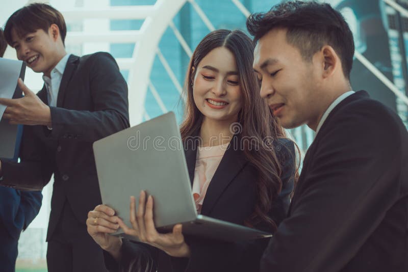 Group of Business People Talking and Discussion for Success Project ...