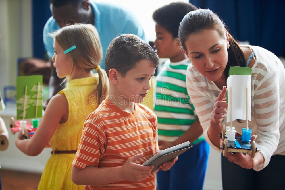 Group of Children Carrying Out Experiment in Science Class Stock Photo ...