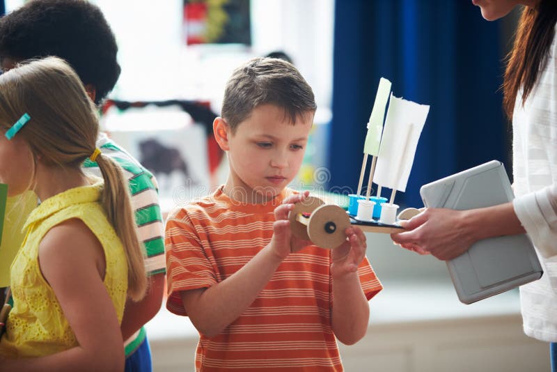 Group of Children Carrying Out Experiment in Science Class Stock Photo ...