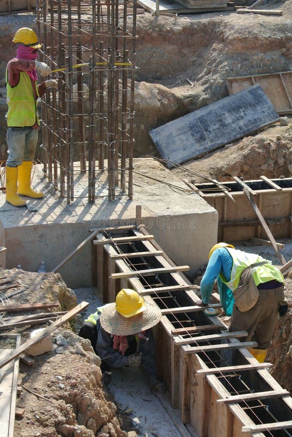 Construction Workers Fabricating Ground Beam Formwork Photos - Free ...