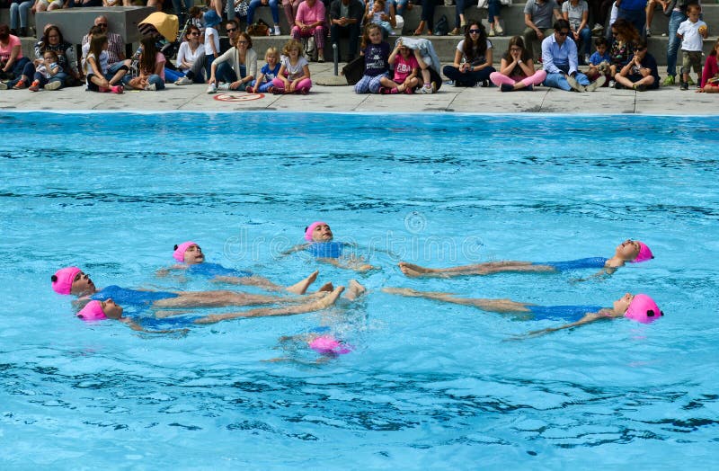 Group of Girls in a Pool Practicing Synchronized Swimming Editorial ...