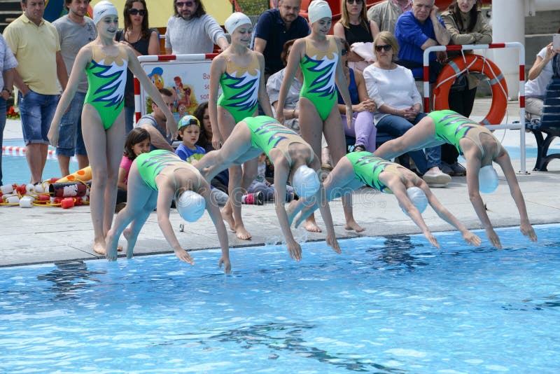 Group of Girls in a Pool Practicing Synchronized Swimming Editorial ...