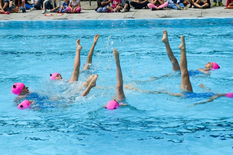 Group of Girls in a Pool Practicing Synchronized Swimming Editorial ...