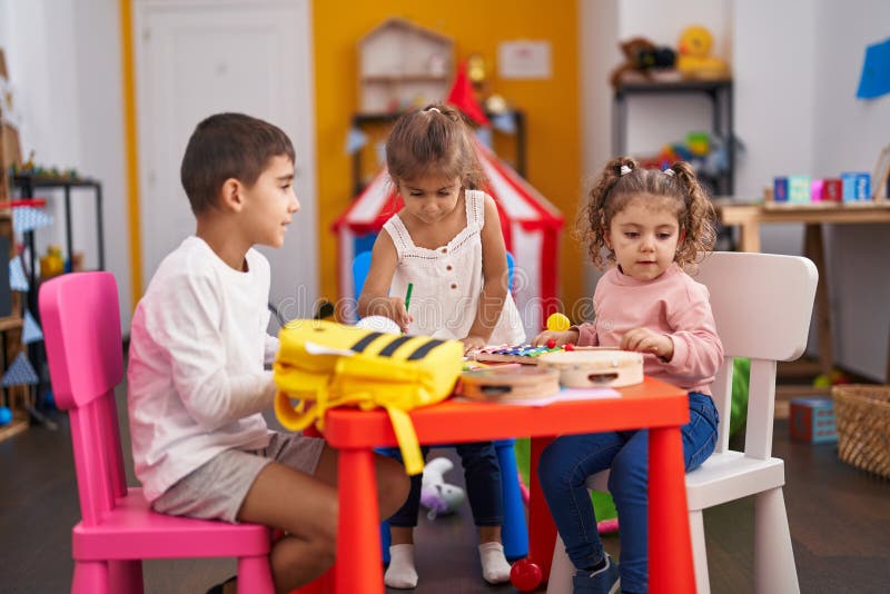 Group of Kids Preschool Students Sitting on Table Drawing on Paper at ...