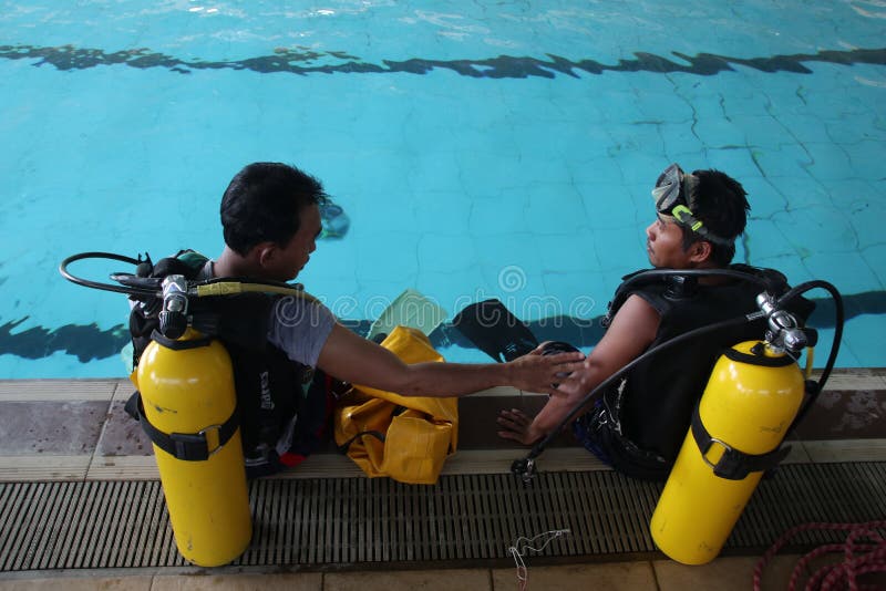 A Group of People Doing Diving Training in a Swimming Pool Editorial ...