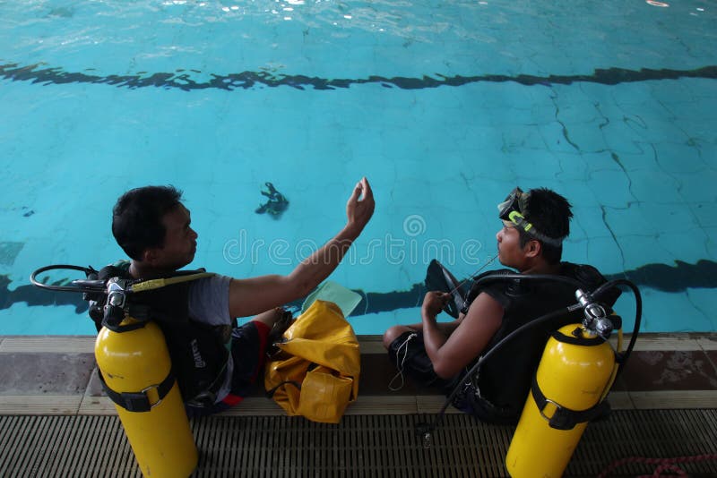 A Group of People Doing Diving Training in a Swimming Pool Editorial ...