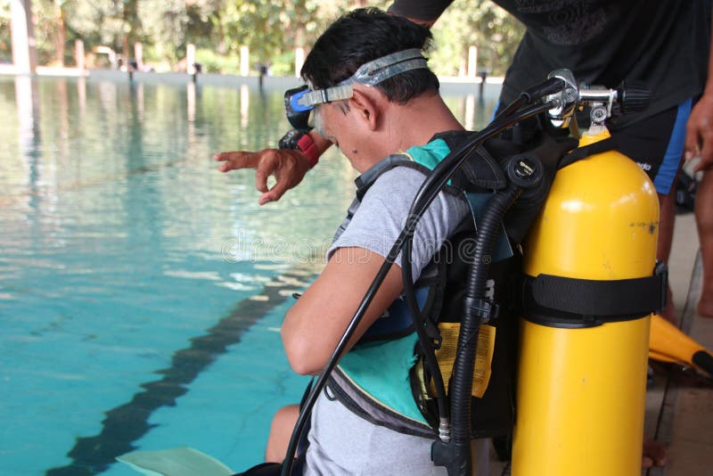 A Group of People Doing Diving Training in a Swimming Pool Editorial ...