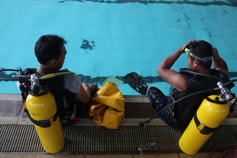 A Group of People Doing Diving Training in a Swimming Pool Editorial ...