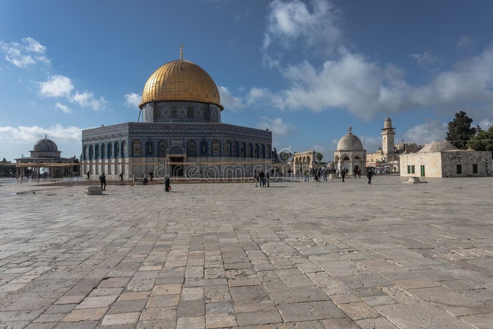 Group of People in Front of the Dome of the Rock in Jerusalem Editorial ...