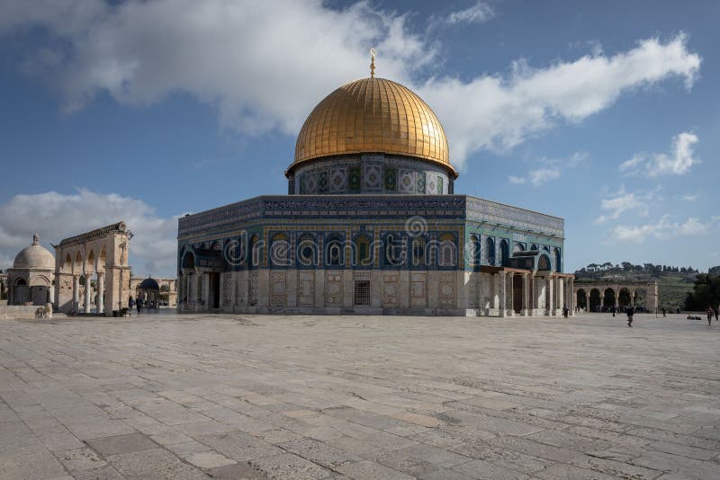 Group of People in Front of the Dome of the Rock in Jerusalem Editorial ...