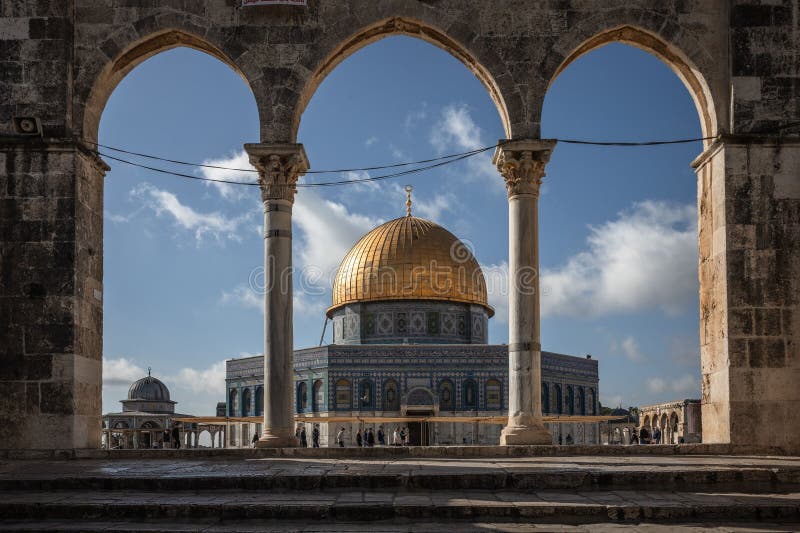 Group of People in Front of the Dome of the Rock in Jerusalem Editorial ...