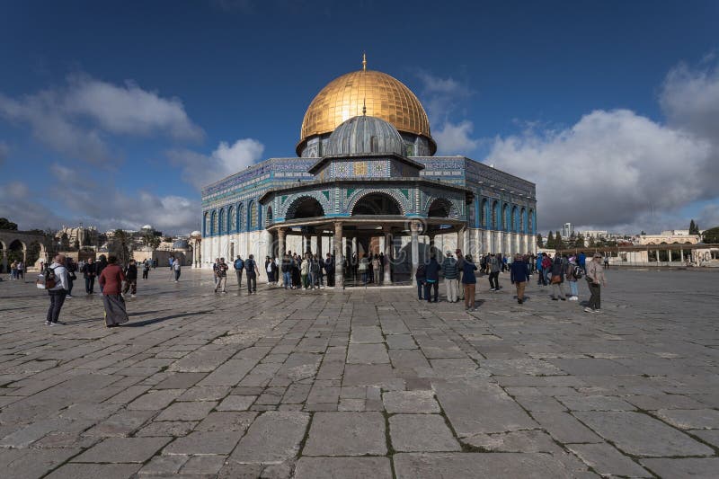 Group of People in Front of the Dome of the Rock in Jerusalem Editorial ...