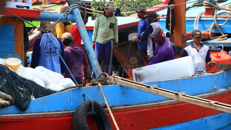 A Group of Workers when Moving Blocks of Ice Editorial Photography ...