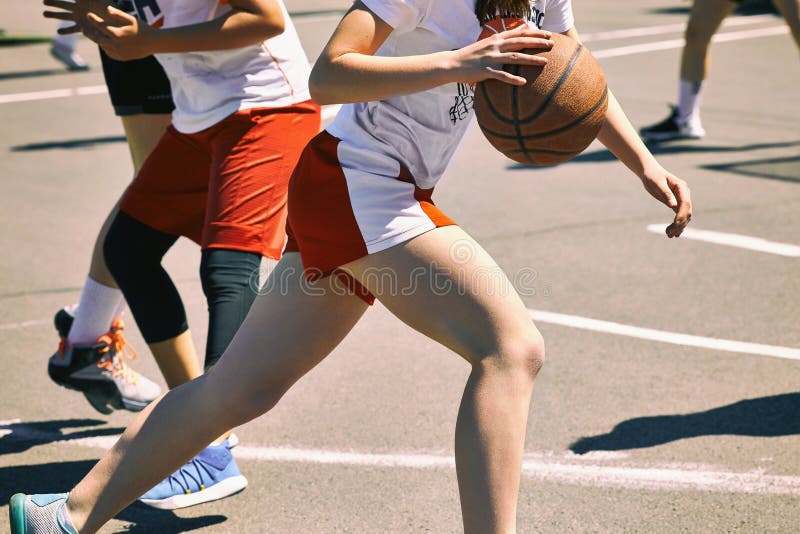 Groupe D'adolescents Heureux Jouant Le Basket-ball Dehors Photo stock ... Groupe D'adolescents Heureux Jouant Le Basket-ball Dehors Photo stock ...