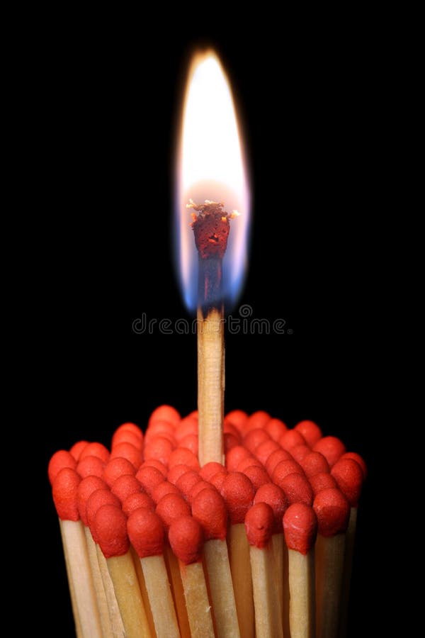 Allumettes avec la flamme photo stock. Image du flambage - 33304040