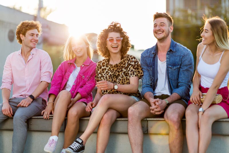 Groupe D'amis Ayant L'amusement Dehors Photo stock - Image du filles ...