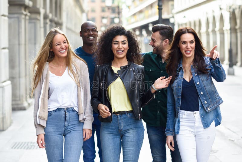 Groupe D'amis Ayant L'amusement Ensemble Dehors Image stock - Image du ... Groupe D'amis Ayant L'amusement Ensemble Dehors Image stock - Image du ...