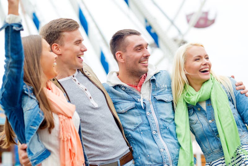 Photos de Groupe D Amis De Sourire En Parc D Attractions - Photos de ... Photos de Groupe D Amis De Sourire En Parc D Attractions - Photos de ...