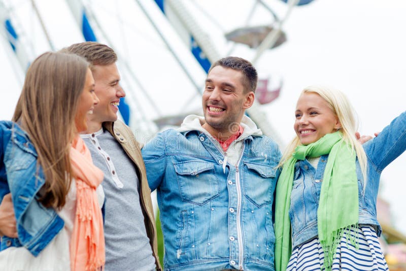 Photos de Groupe D Amis De Sourire En Parc D Attractions - Photos de ... Photos de Groupe D Amis De Sourire En Parc D Attractions - Photos de ...
