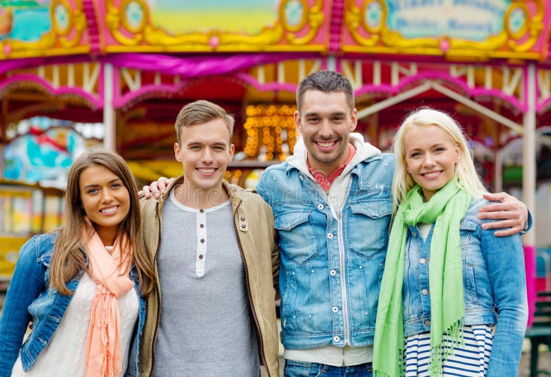 Photos de Groupe D Amis De Sourire En Parc D Attractions - Photos de ... Photos de Groupe D Amis De Sourire En Parc D Attractions - Photos de ...
