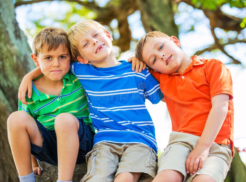 Groupe D'amis, Jeunes Garçons Image stock - Image du lumineux, gens ...