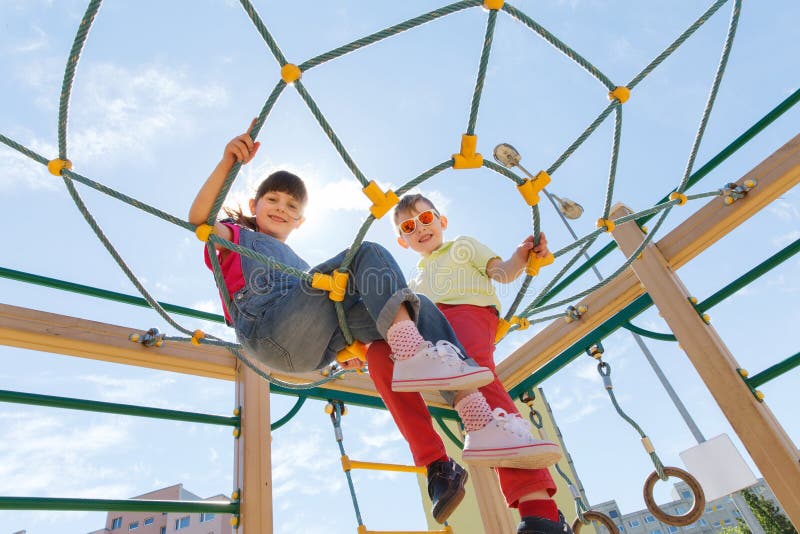 Groupe Denfants Heureux Sur Le Terrain De Jeu Denfants Image Stock