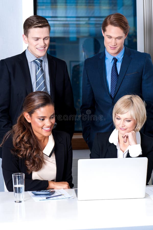 Groupe De Cadres Commerciaux Au Bureau Image stock - Image du experts ...