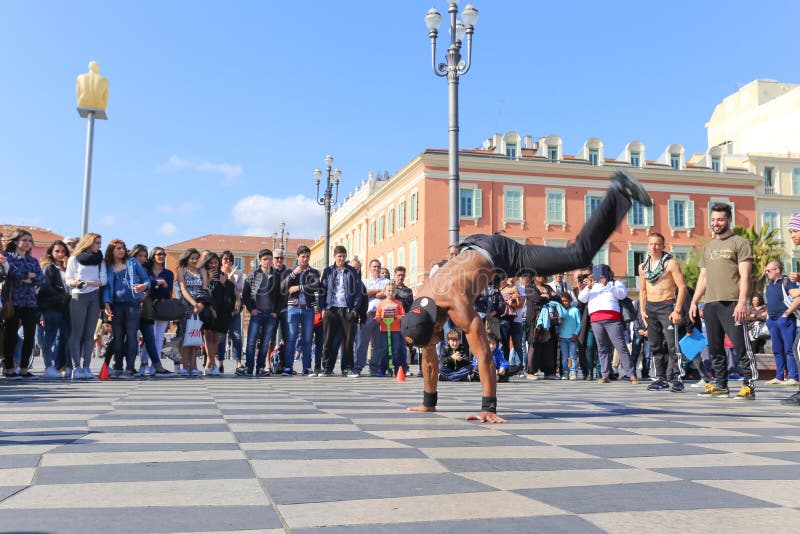 Groupe De Danseurs De Rue Exécutant Une Routine De Danse De Coupure ...