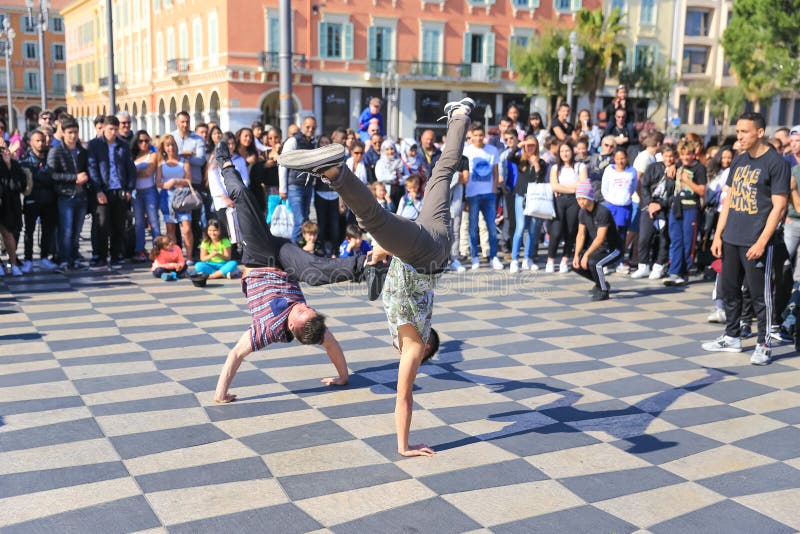 Groupe De Danseurs De Rue Exécutant Une Routine De Danse De Coupure ...