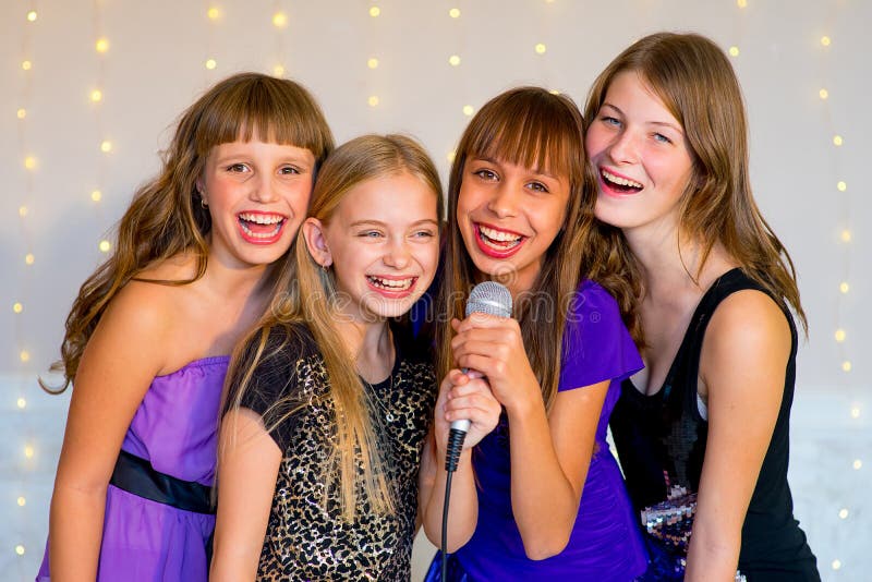 Groupe De Filles Heureuses Chantant Sur Le Karaoke Image stock - Image ...