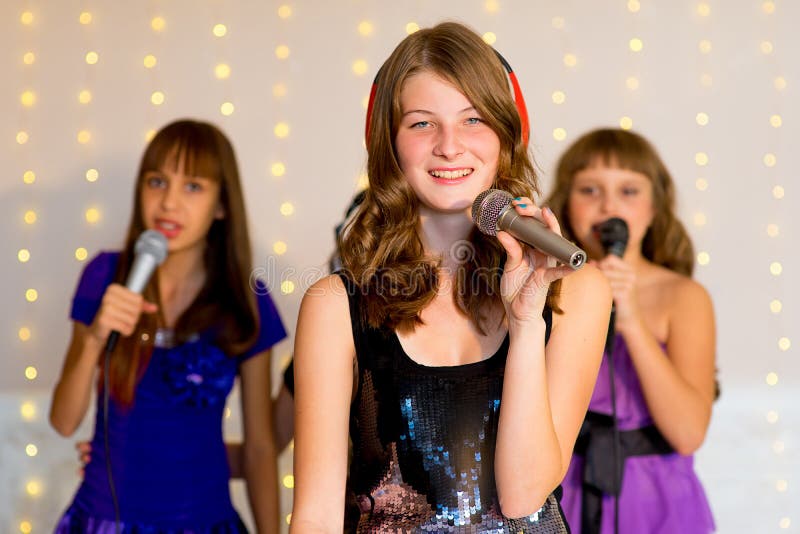 Groupe De Filles Heureuses Chantant Sur Le Karaoke Image stock - Image ...