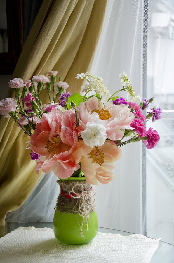Groupe De Fleurs Dans Un Vase En Verre Photo stock - Image du lumière ...