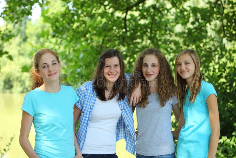 Adolescent Heureux Et Fille Riant Ensemble Image stock - Image du home ...