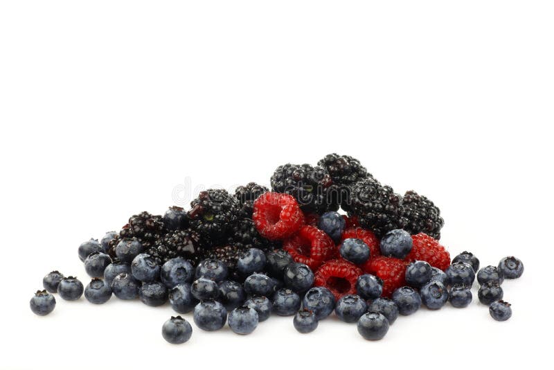 Framboises Et Myrtilles Sur Fond Blanc. Vitamines Et Aliments Sains ...