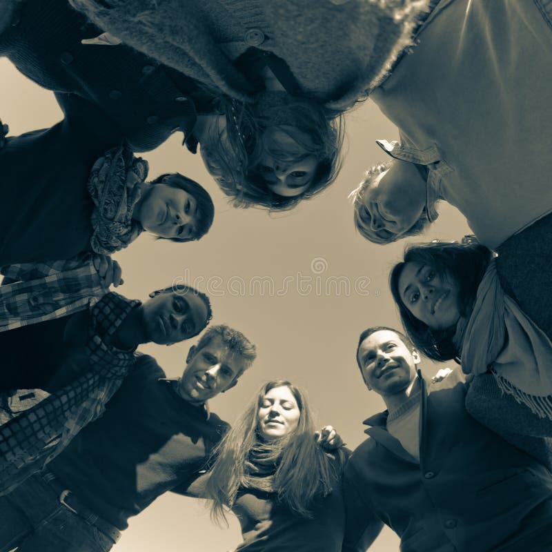 Groupe De Personnes En Cercle Photo stock - Image du prise, descente ...