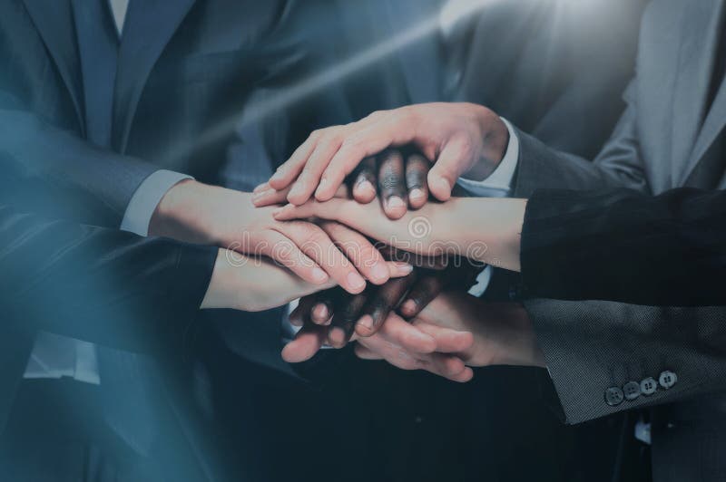 Groupe De Travailleurs Avec Leurs Mains Ensemble Photo stock - Image du ...