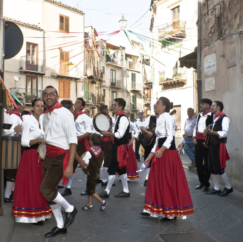 Groupe Folklorique Sicilien De Polizzi Generosa Photo éditorial - Image ...